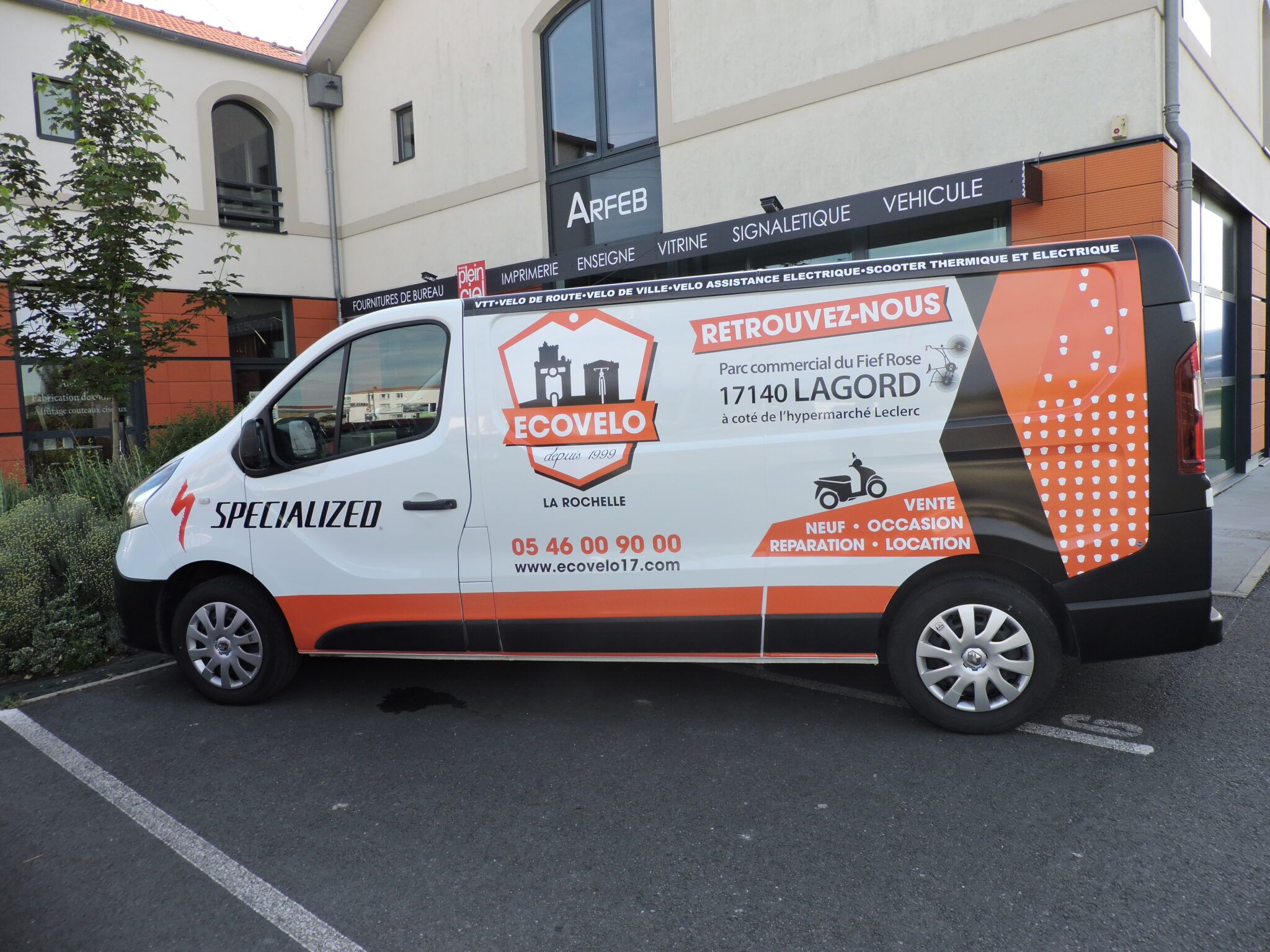 Réalisation véhicule et nautisme - ARFEB - Enseigne magasin - Signalétique - Marquage véhicule ...